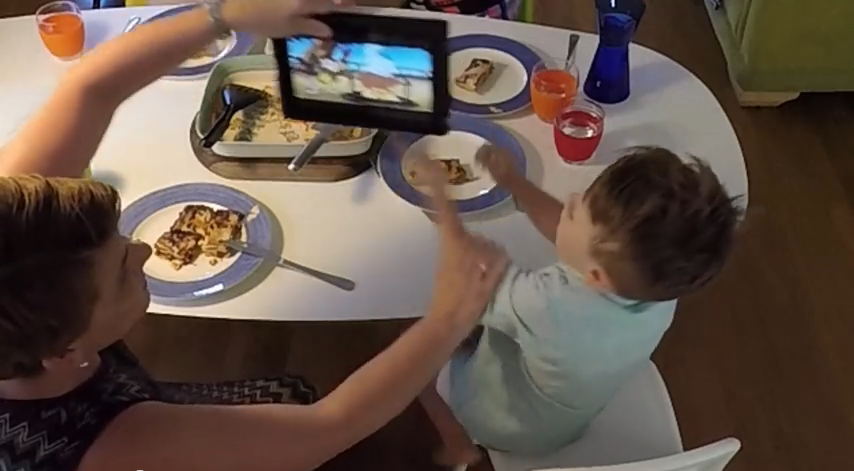 Vos enfants utilisent la tablette mobile au moment du repas, voici un ...