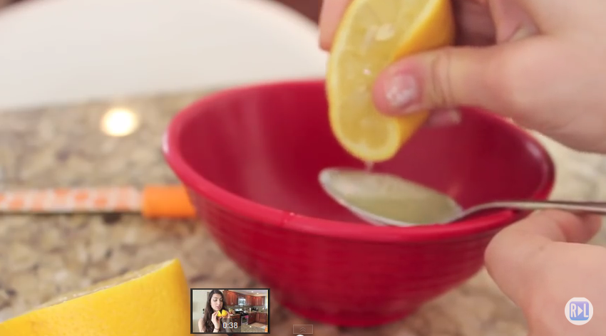elle commence par presser un citron et vous montre le truc pour un ...