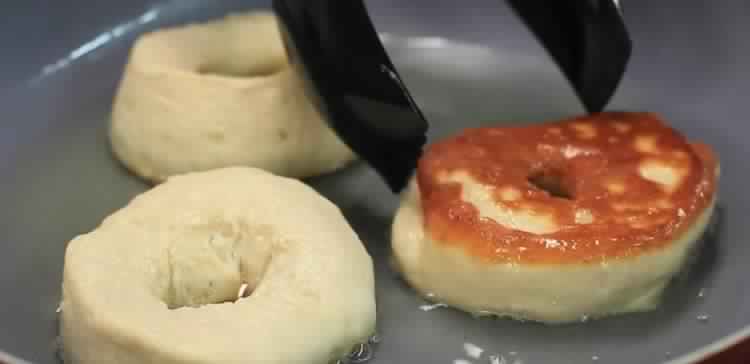 Faites ces savoureux donuts à la maison avec seulement 2 Ingrédients ...