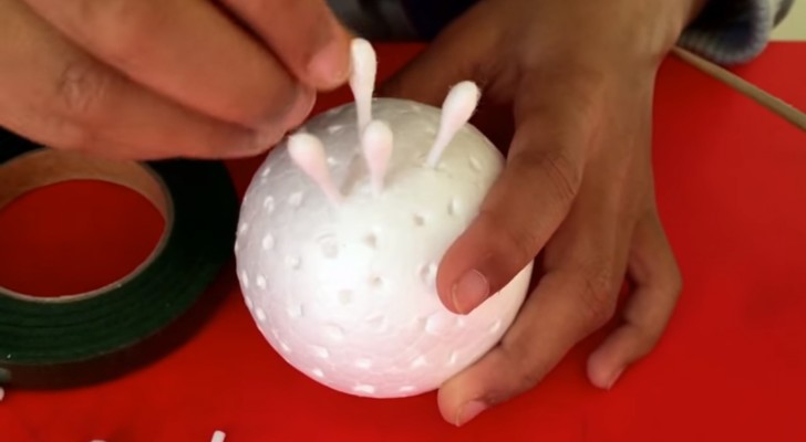 Il met des cotons-tiges dans une boule de styromousse, un beau projet à ...