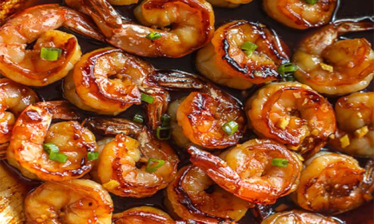 Ces crevettes sautées au miel et à l'ail vous mettront l'eau à la ...